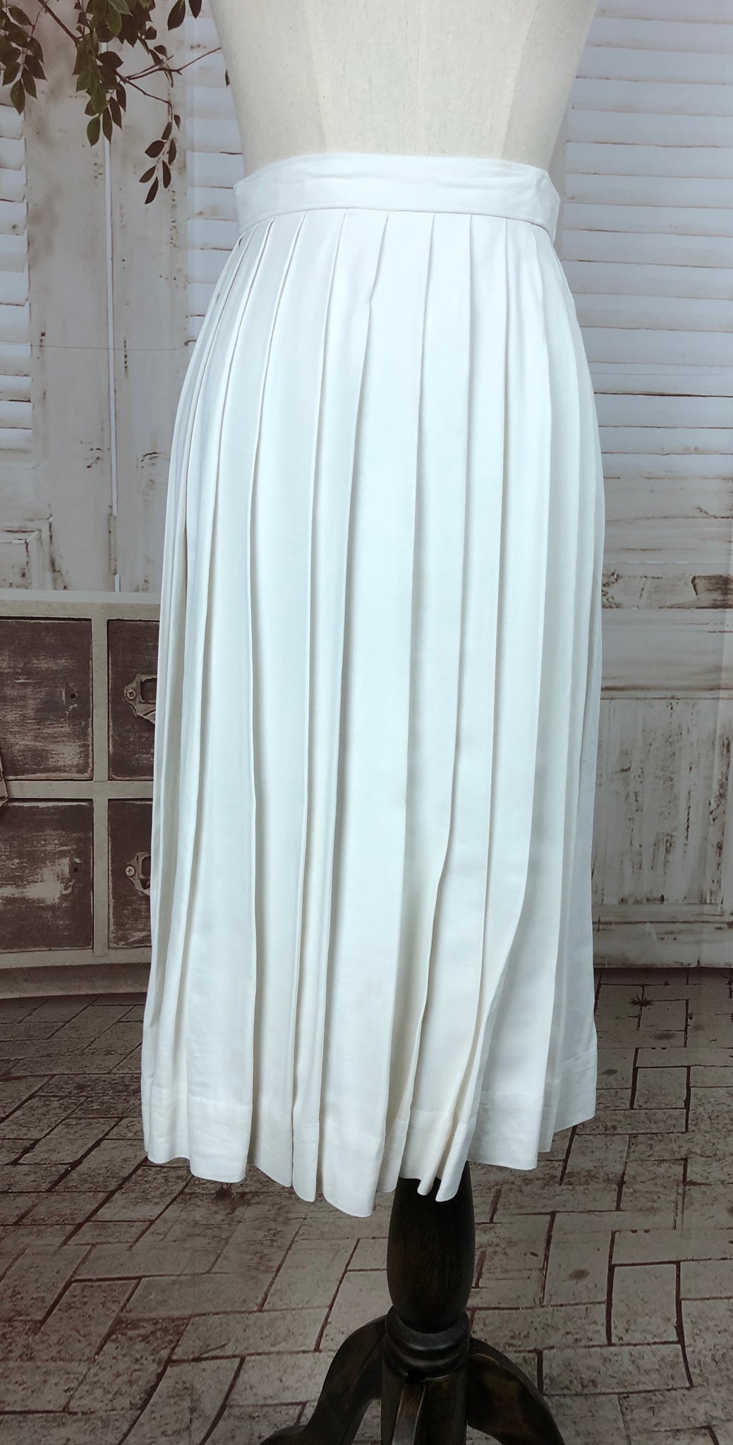 Original 1950s 50s Vintage White Cotton Sun Ray Pleated Skirt – Black ...